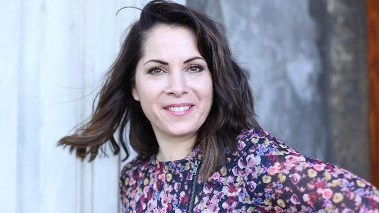 Kırmızı Oda Berna Kim, Gerçek Adı Ne? Esra'nın annesi Sevinç Erbulak ...